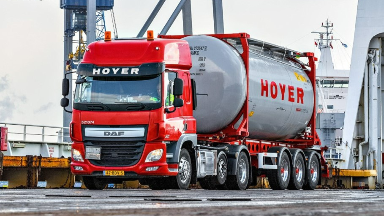 Ian Taylor afianza su expansión en Colombia junto a HOYER >